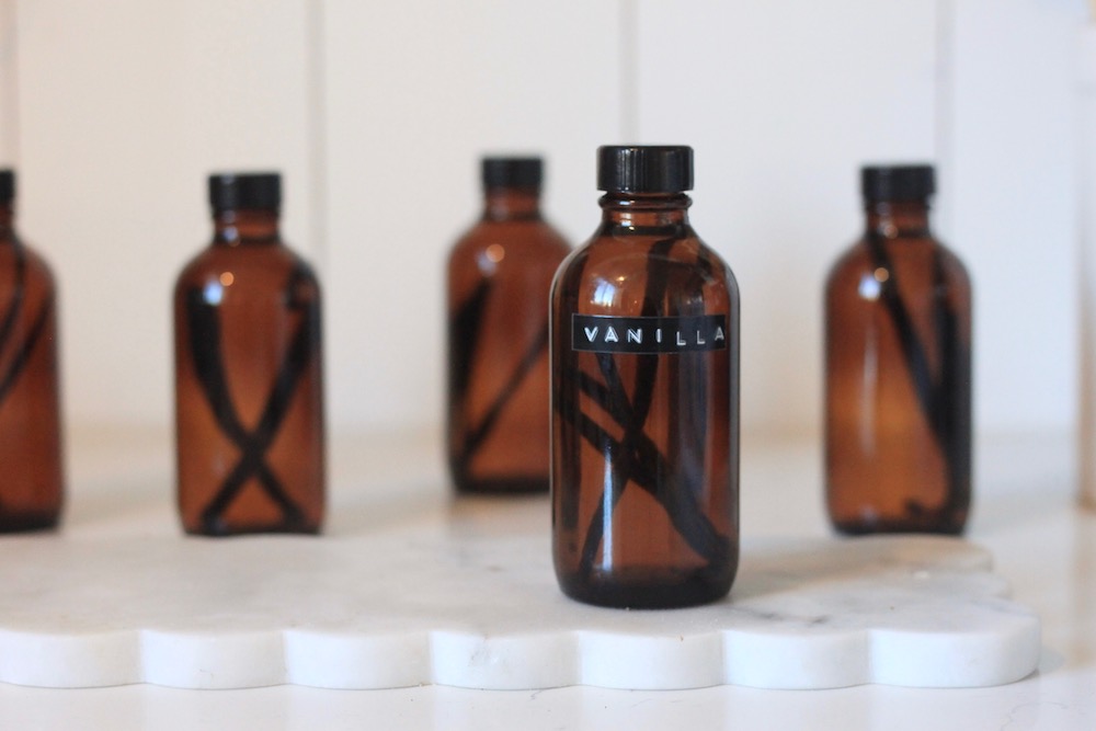 How to Make Homemade Vanilla Extract (Just 2 Ingredients!) – Hand ...
